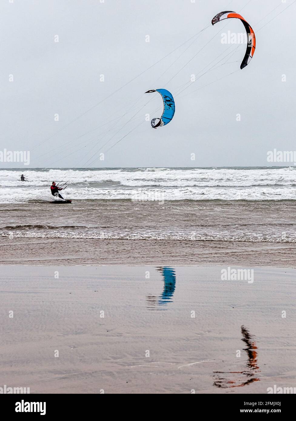 Surfers and windsurfers hi-res stock photography and images - Alamy