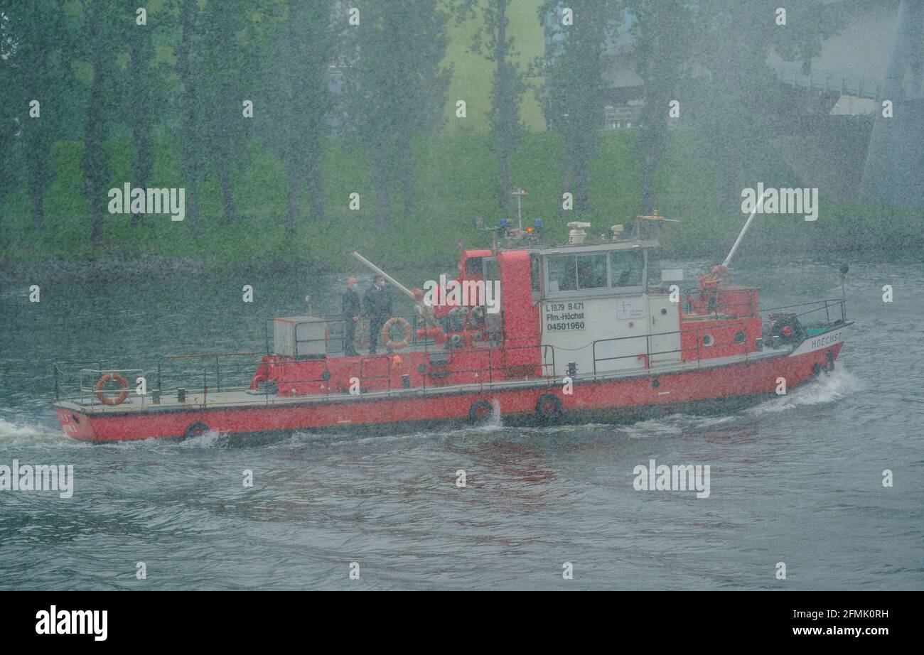 10 May 2021, Hessen, Frankfurt/Main: A fireboat fuses with water ...
