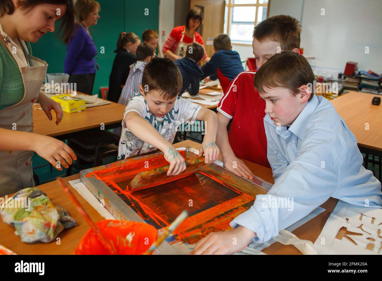 Junior School Art lesson screen printing Stock Photo - Alamy