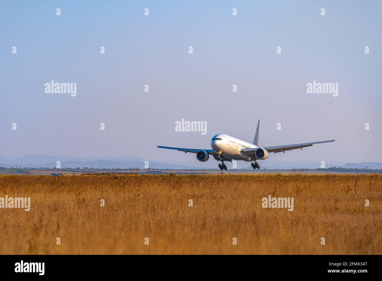 Airplane takes run on hi-res stock photography and images - Alamy