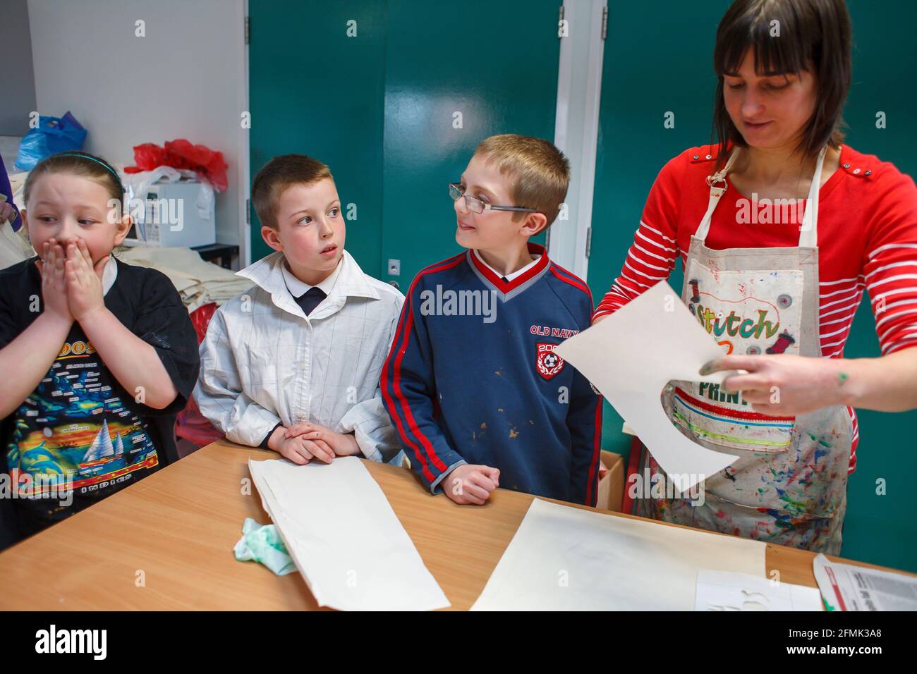 Junior School Art lesson screen printing Stock Photo - Alamy