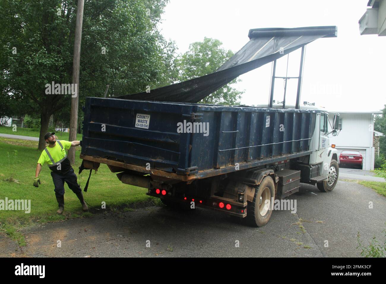 Roll off truck hi-res stock photography and images - Alamy