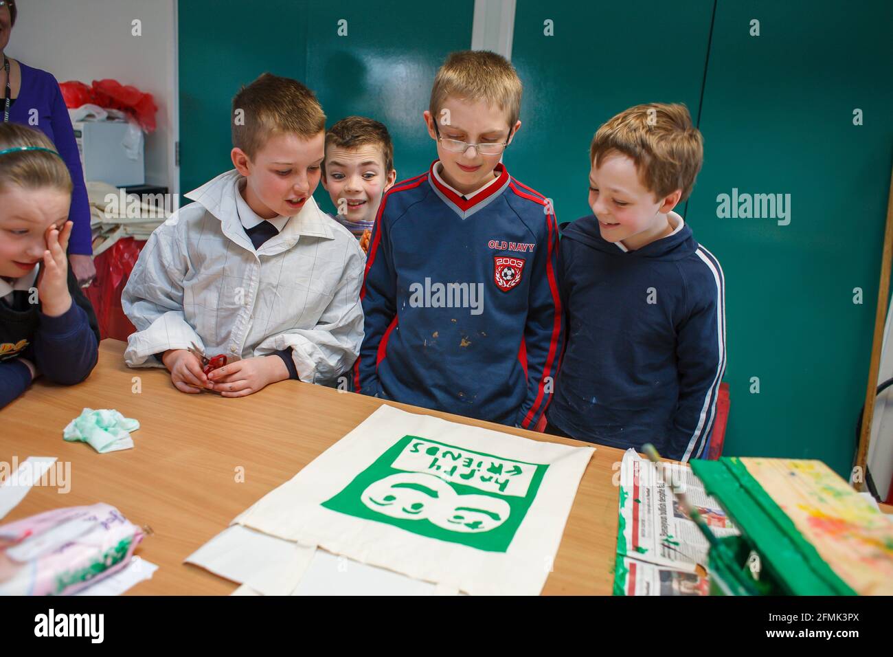 Junior School Art lesson screen printing Stock Photo - Alamy
