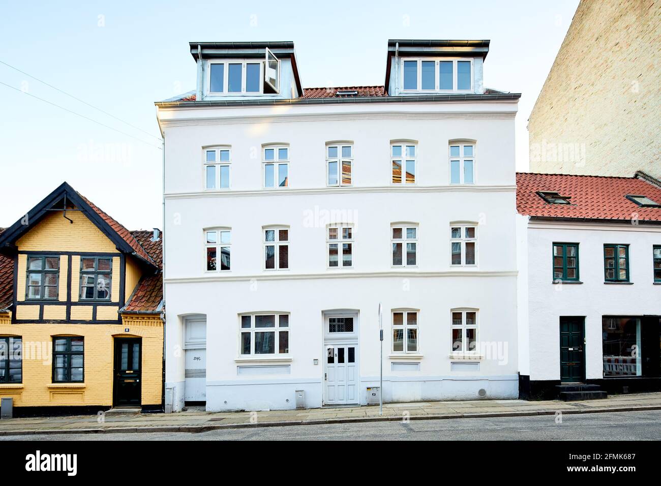 Three story building hi-res stock photography and images - Alamy
