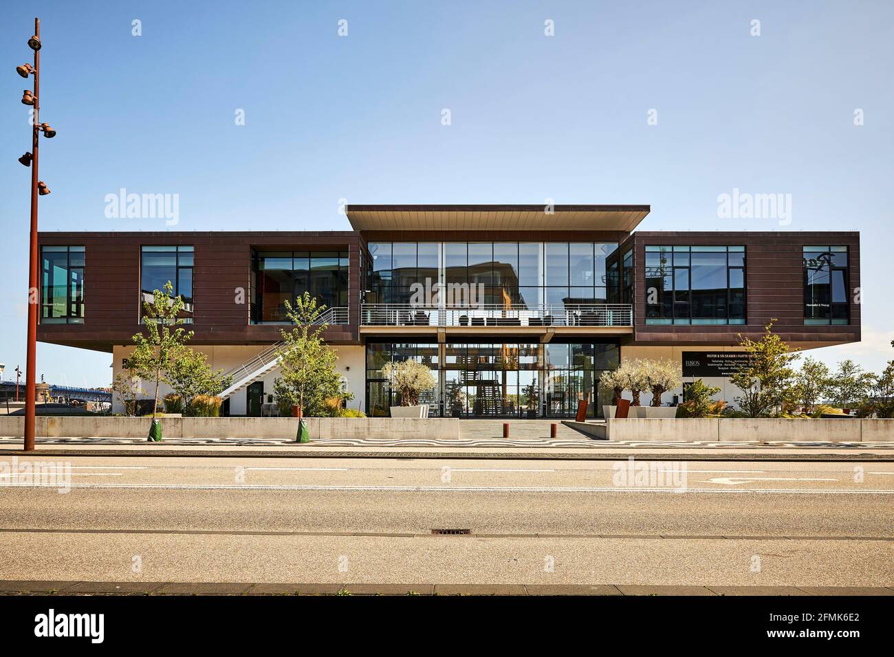 Modern restaurant event building hi-res stock photography and images ...