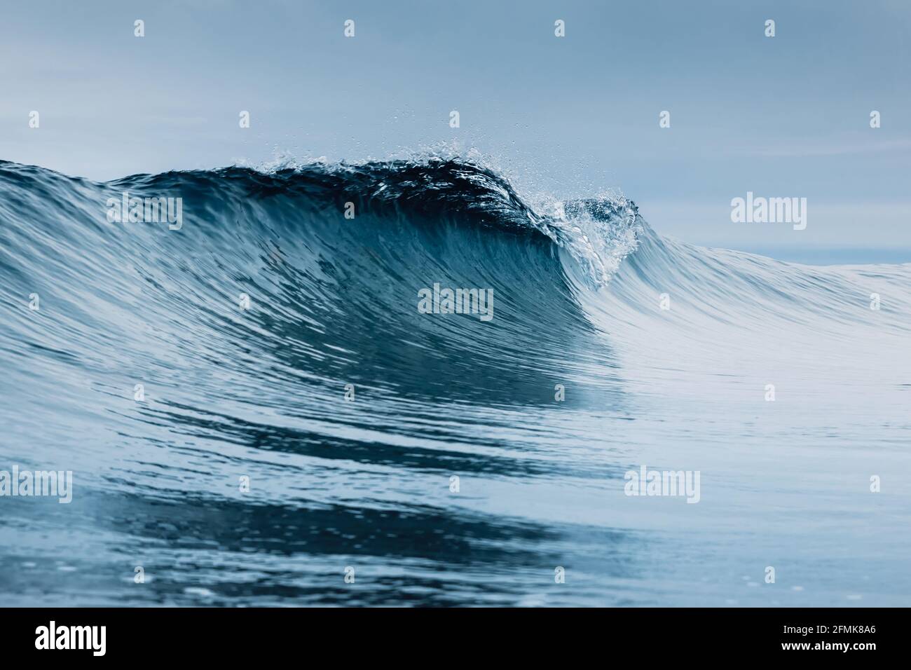 Glassy ocean wave. Perfect swell for surfing in Hawaii Stock Photo - Alamy