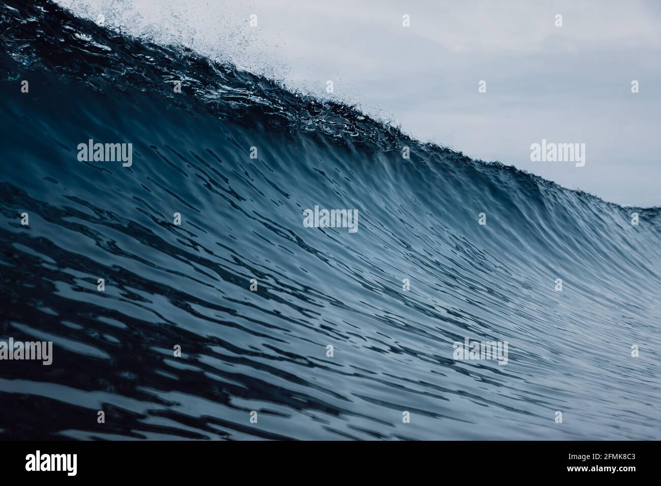 Glassy ocean wave. Perfect swell for surfing in Hawaii Stock Photo - Alamy