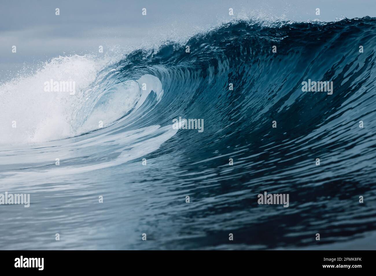 Glassy ocean wave. Perfect swell for surfing in Hawaii Stock Photo - Alamy