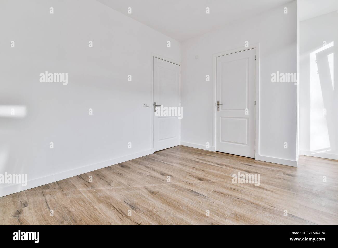Empty room with closed doors Stock Photo - Alamy