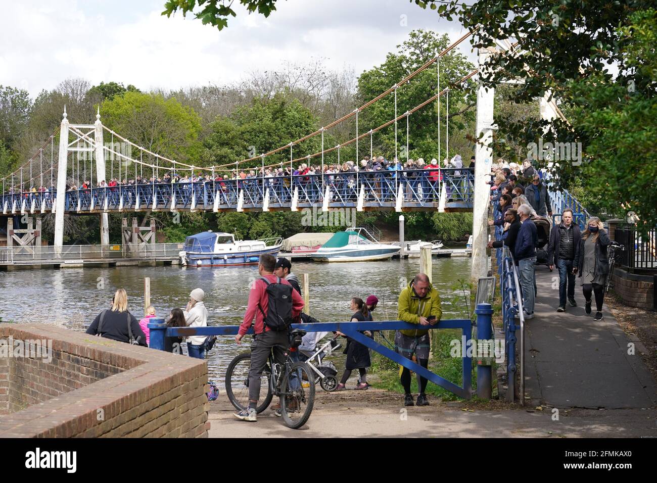 Teddington lock footbridge hi-res stock photography and images - Alamy