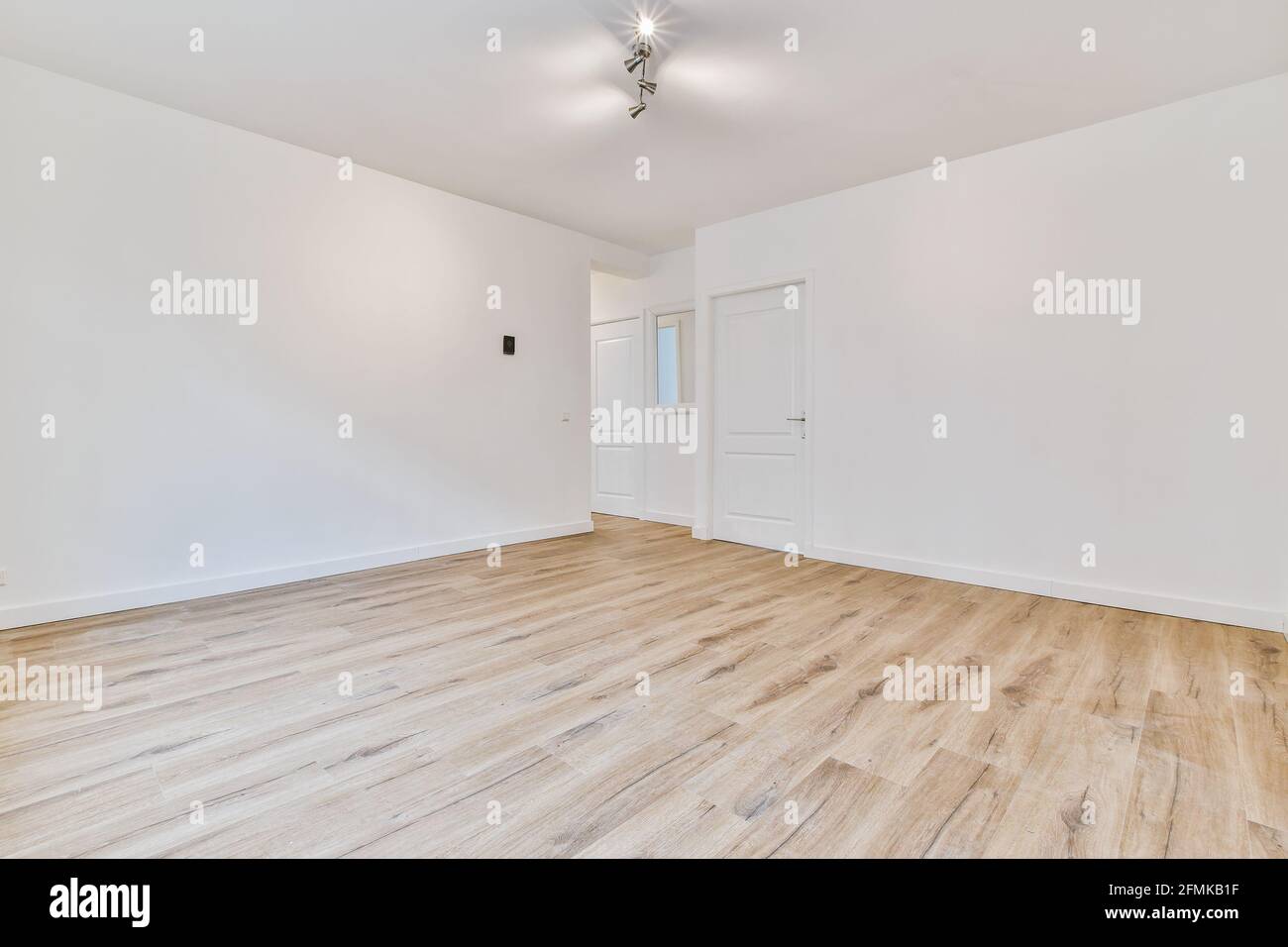 Empty room with closed doors Stock Photo - Alamy