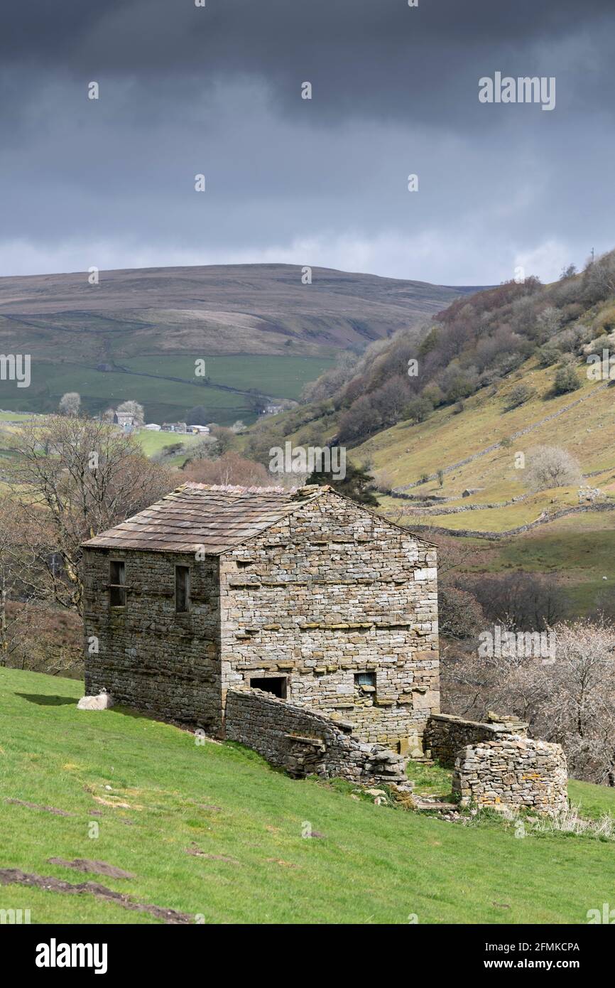 Field barn stone wall hi-res stock photography and images - Alamy