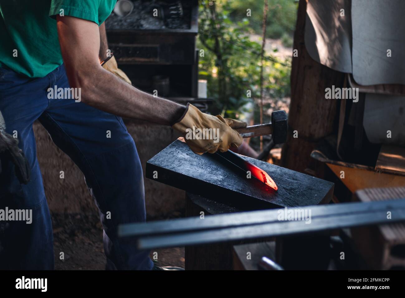 Blacksmith hammer on hot hi-res stock photography and images - Alamy
