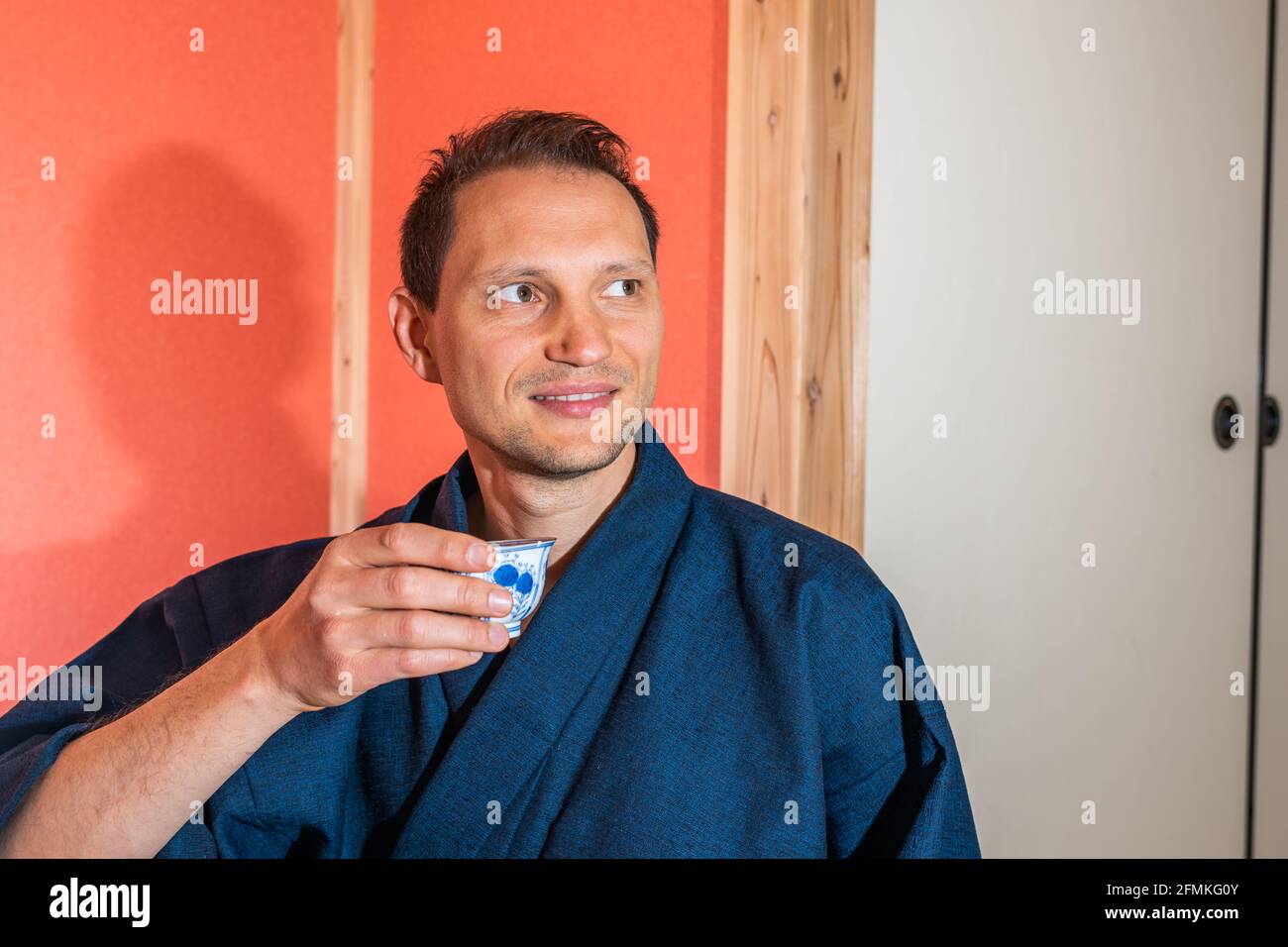 Red japanese tea house hi-res stock photography and images - Alamy