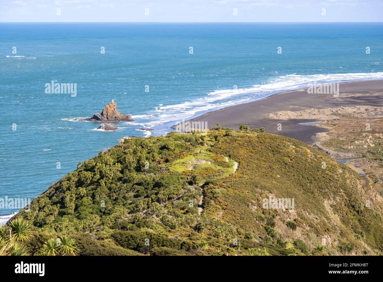 Ninepin rock at Whatipu beach, Auckland Stock Photo - Alamy