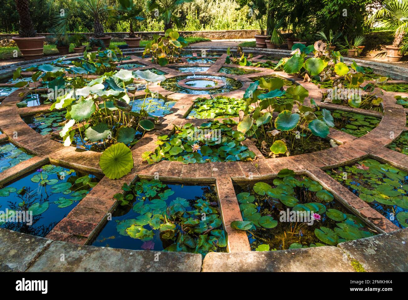 Circular pond hi-res stock photography and images - Alamy