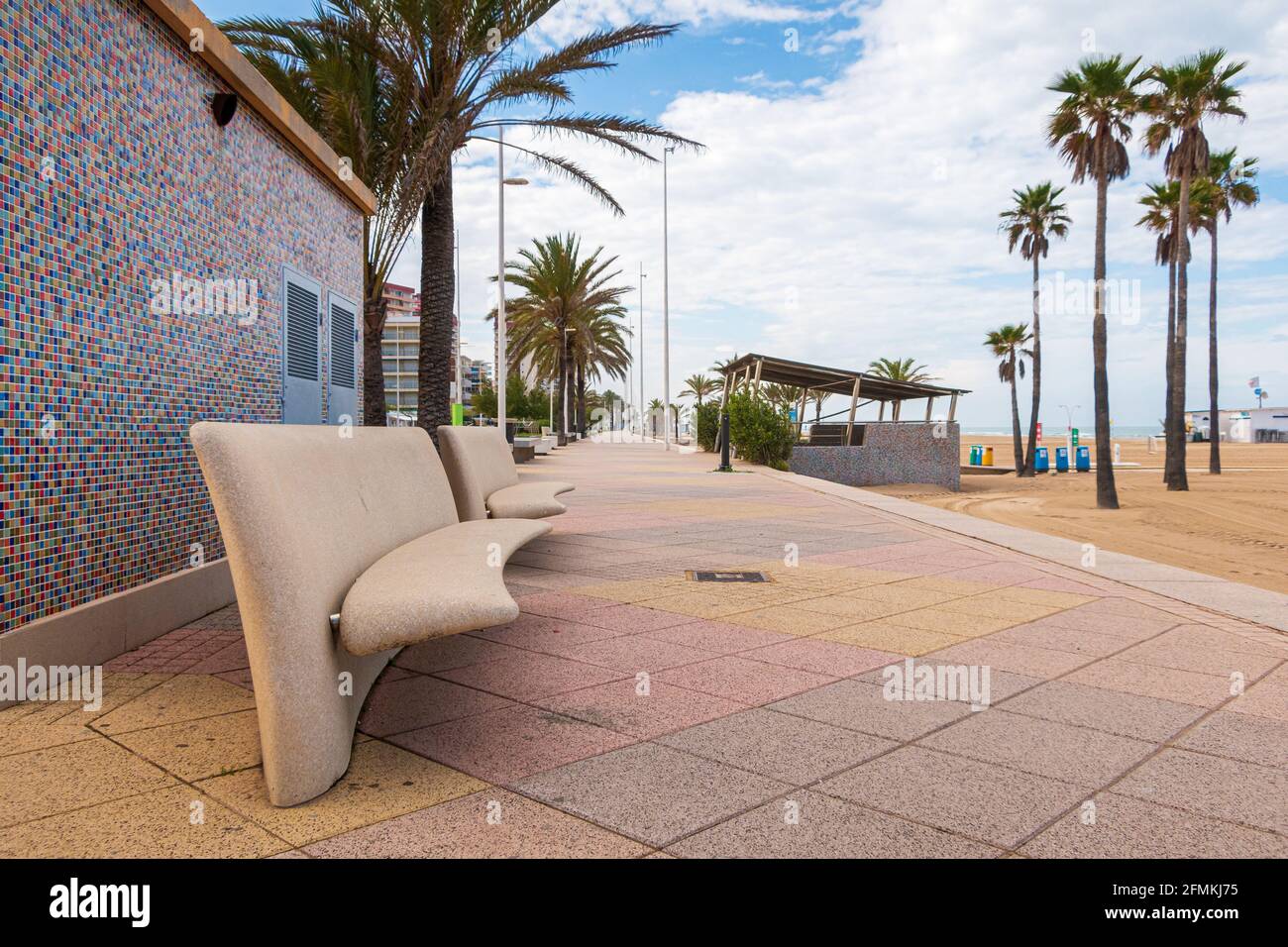 Odd shaped bench hi-res stock photography and images - Alamy