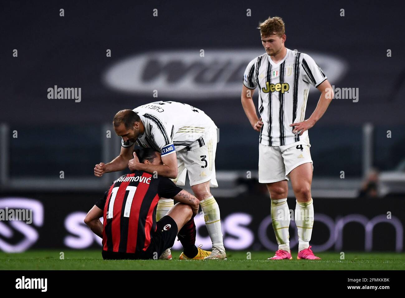 Football injury knee hi-res stock photography and images - Alamy
