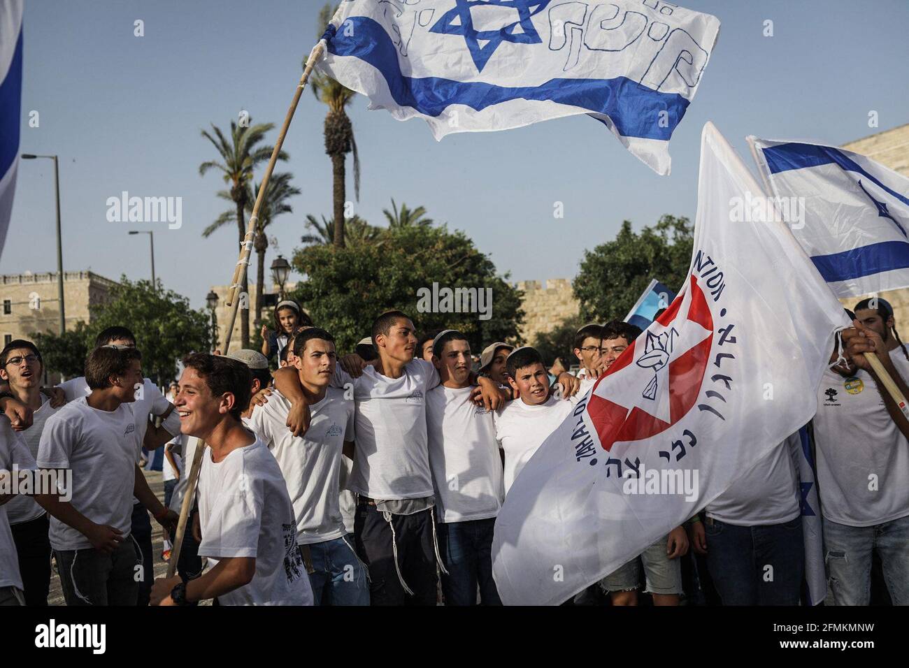 Jerusalem, Israel. 10th May, 2021. Israelis march with national flags ...