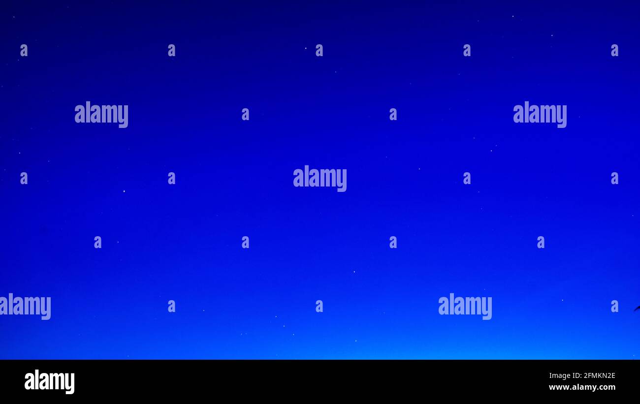 Blue background of sky hi-res stock photography and images - Alamy