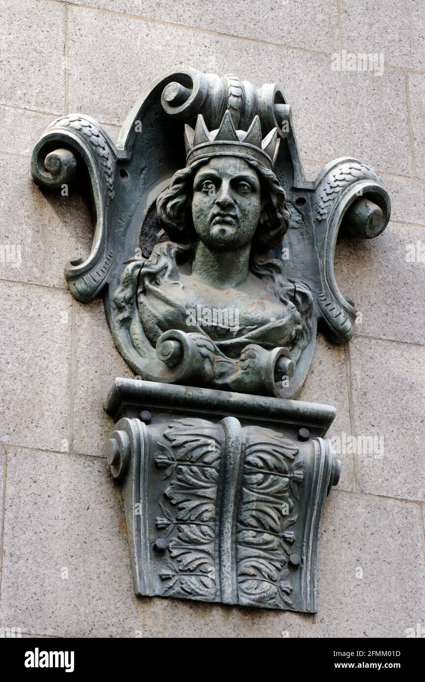 Bust on a wall in wood street city of london Stock Photo - Alamy