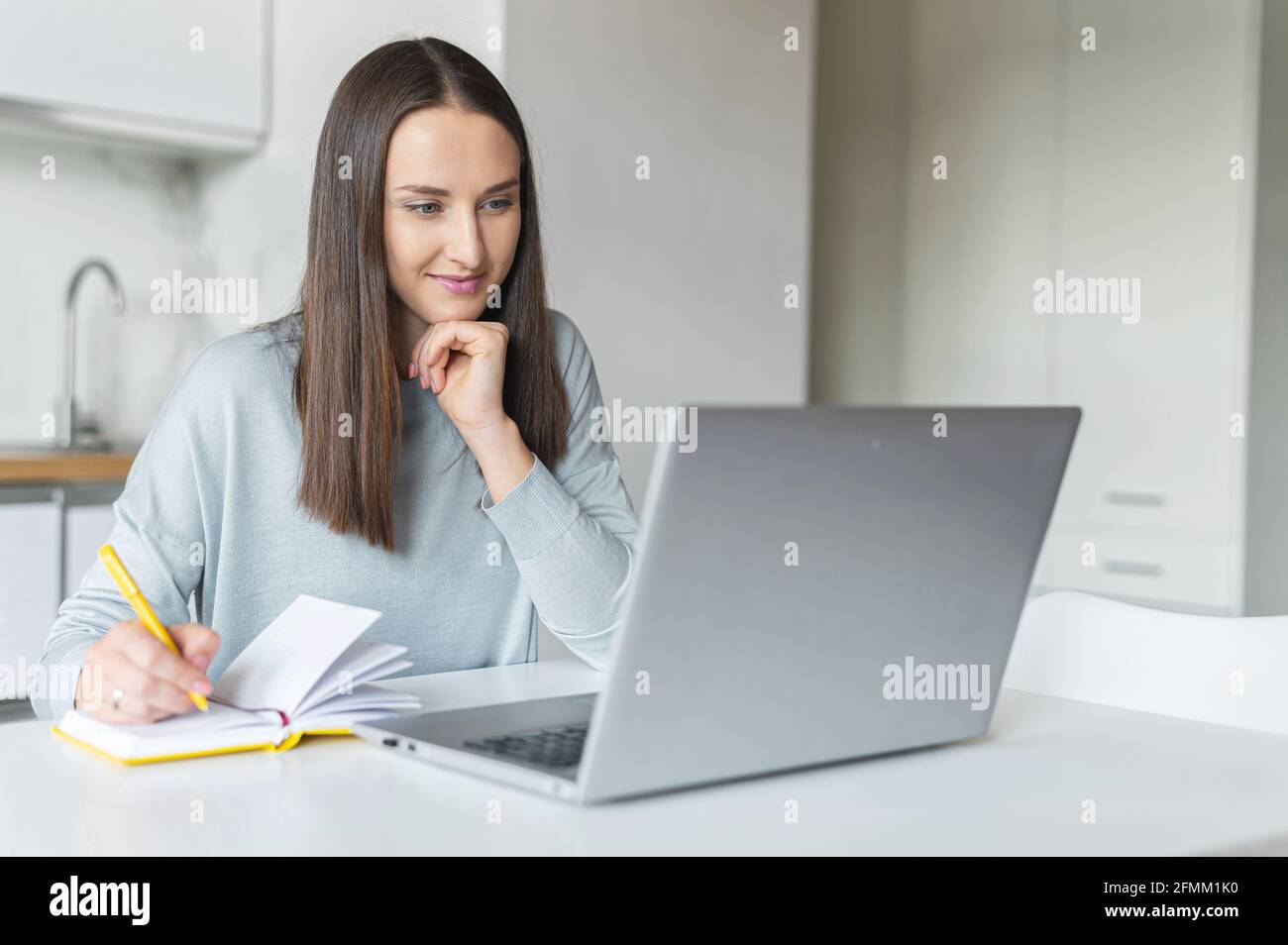 Woman writes notepad study online hi-res stock photography and images ...