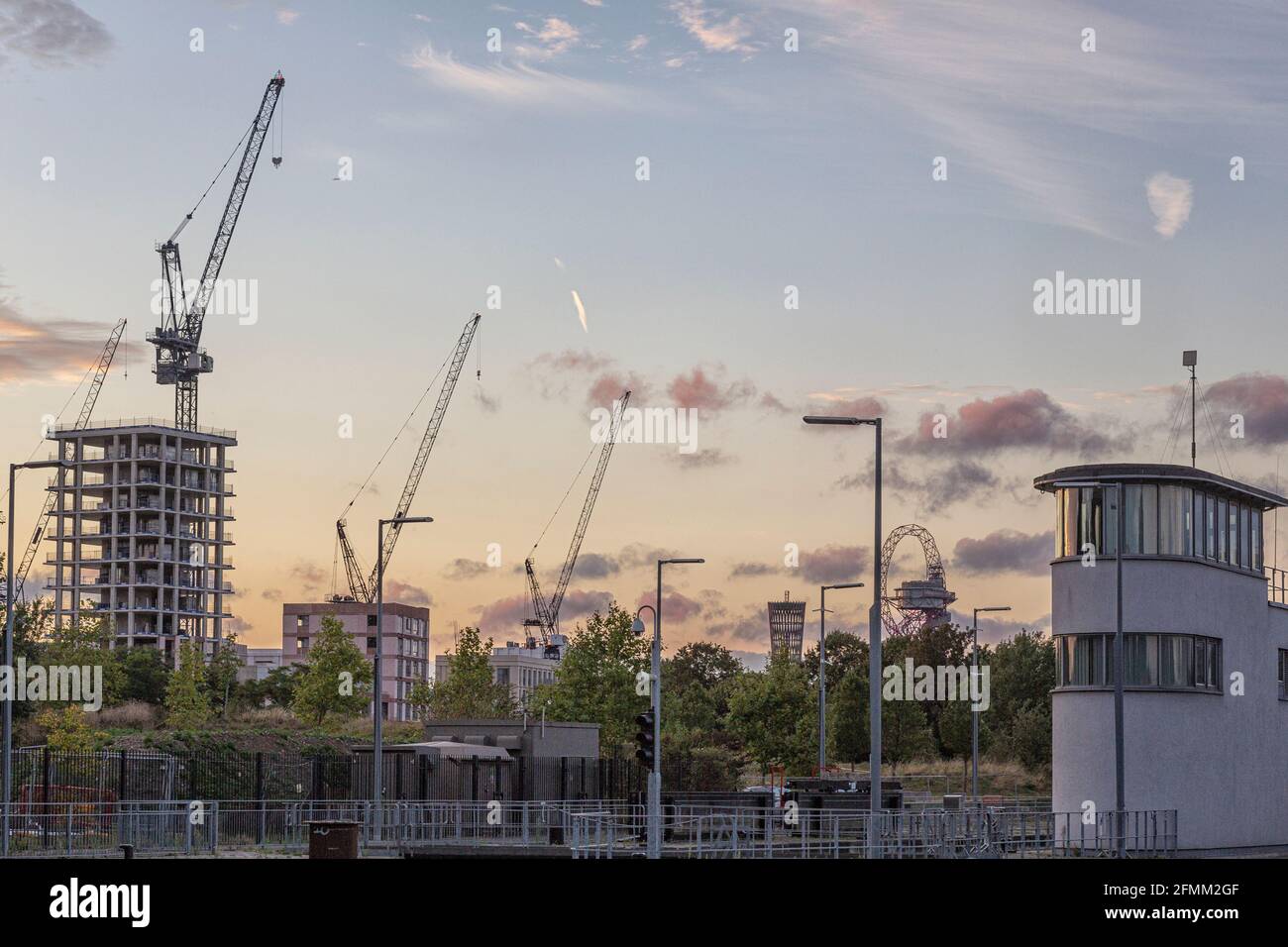 Construction site london skyline hi-res stock photography and images ...