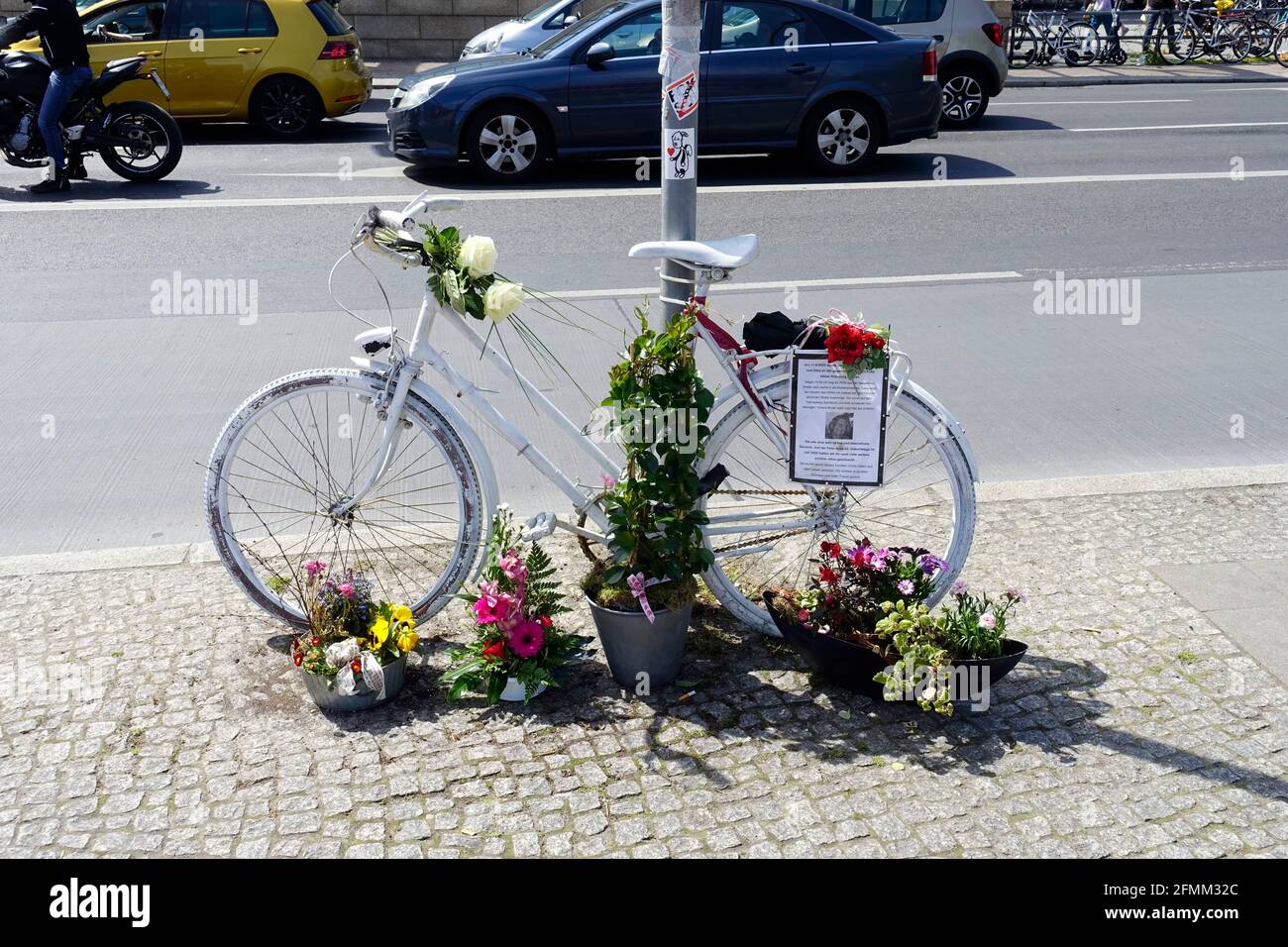 Ghost bike in Berlin Stock Photo - Alamy