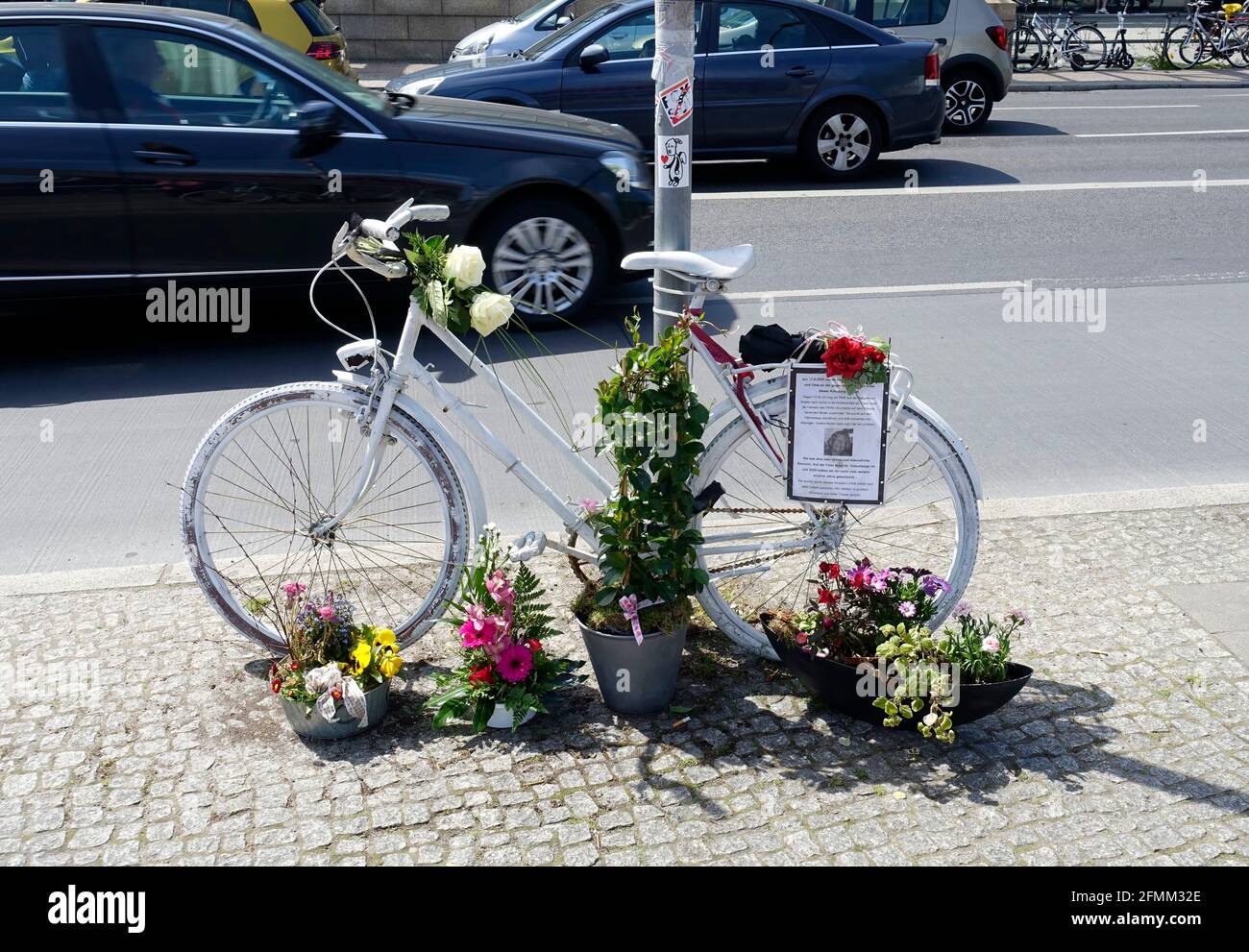 Ghost bike in Berlin Stock Photo - Alamy