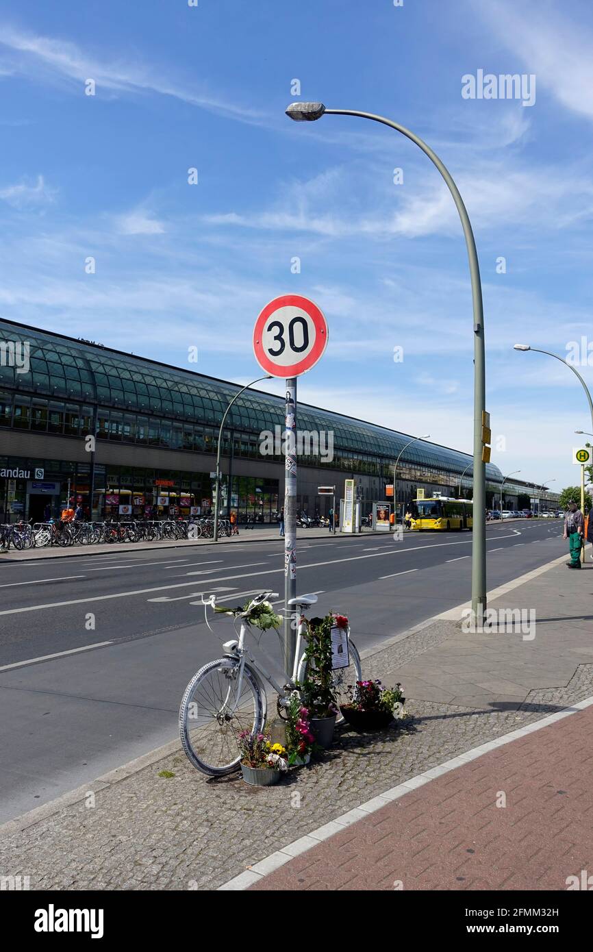 Ghost bike in Berlin Stock Photo - Alamy