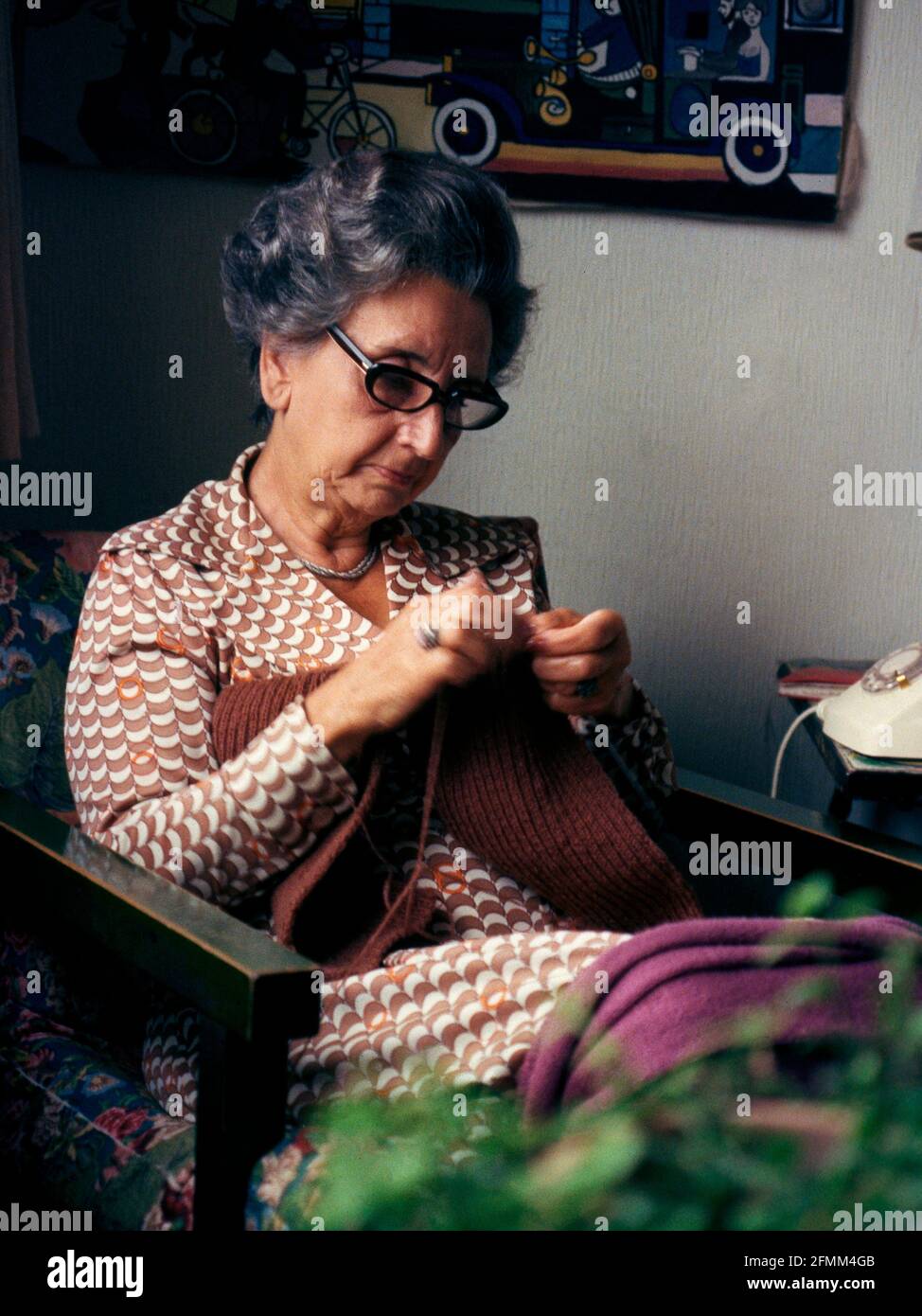 SENORA HACIENDO PUNTO CON GAFAS. CARMEN NIETO ALONSO Stock Photo - Alamy