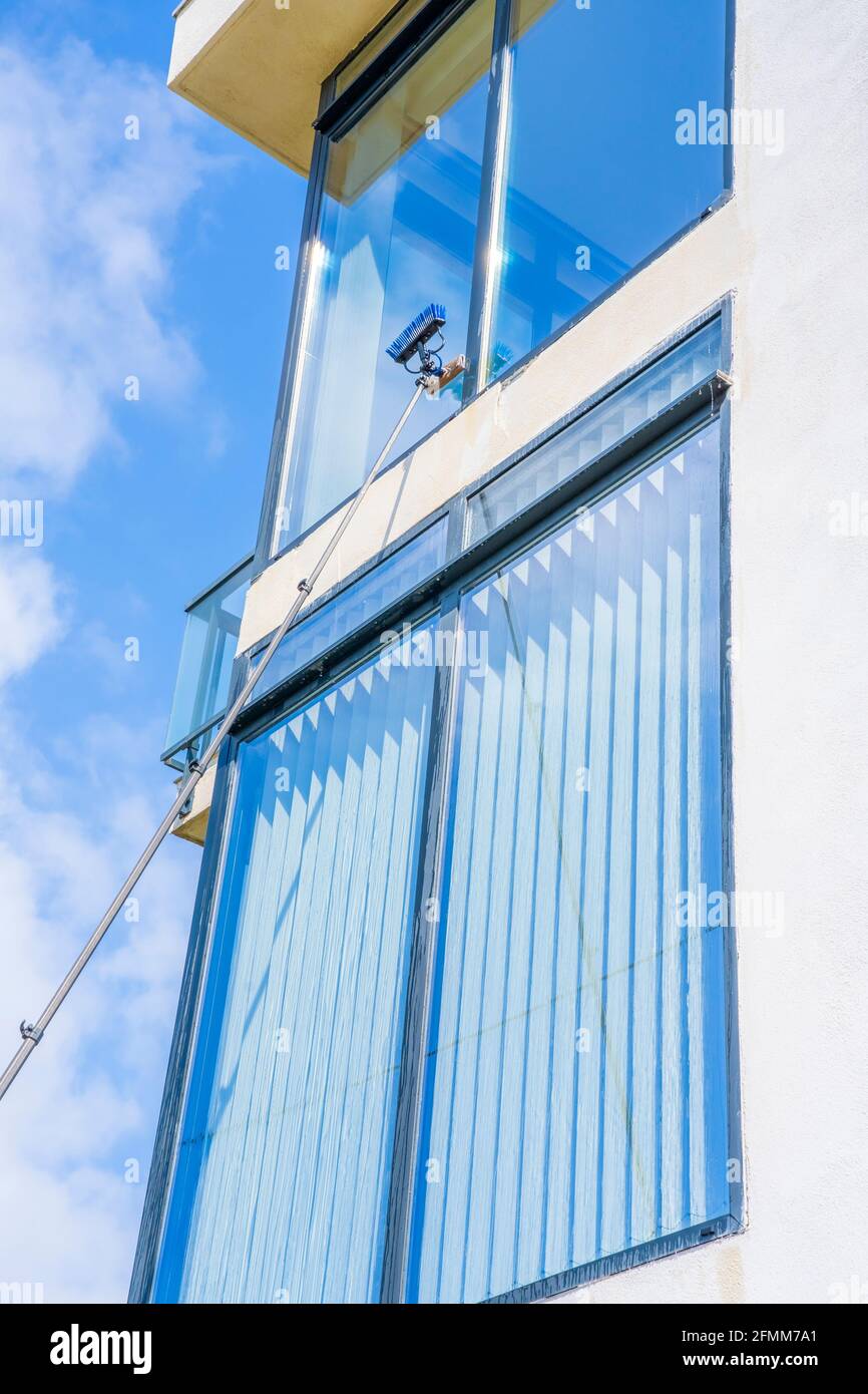 Equipment for washing and cleaning the window from the outside ...