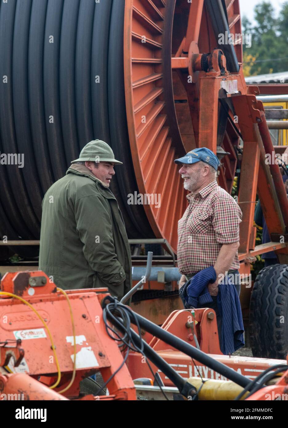 Farmers chatting uk hi-res stock photography and images - Alamy