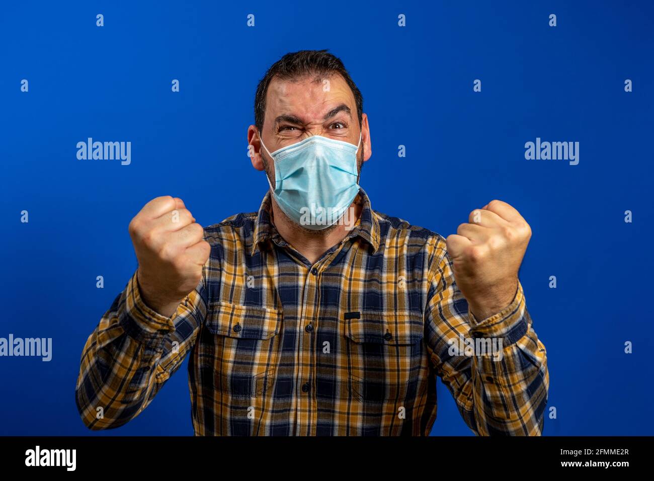 Man wearing a surgical mask to protect himself from the coronavirus ...