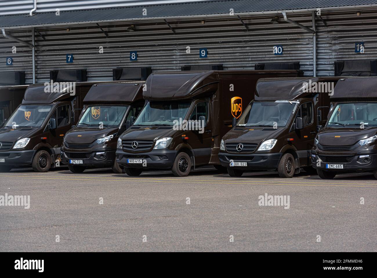 Ups delivery van vehicle delivering hi-res stock photography and images ...