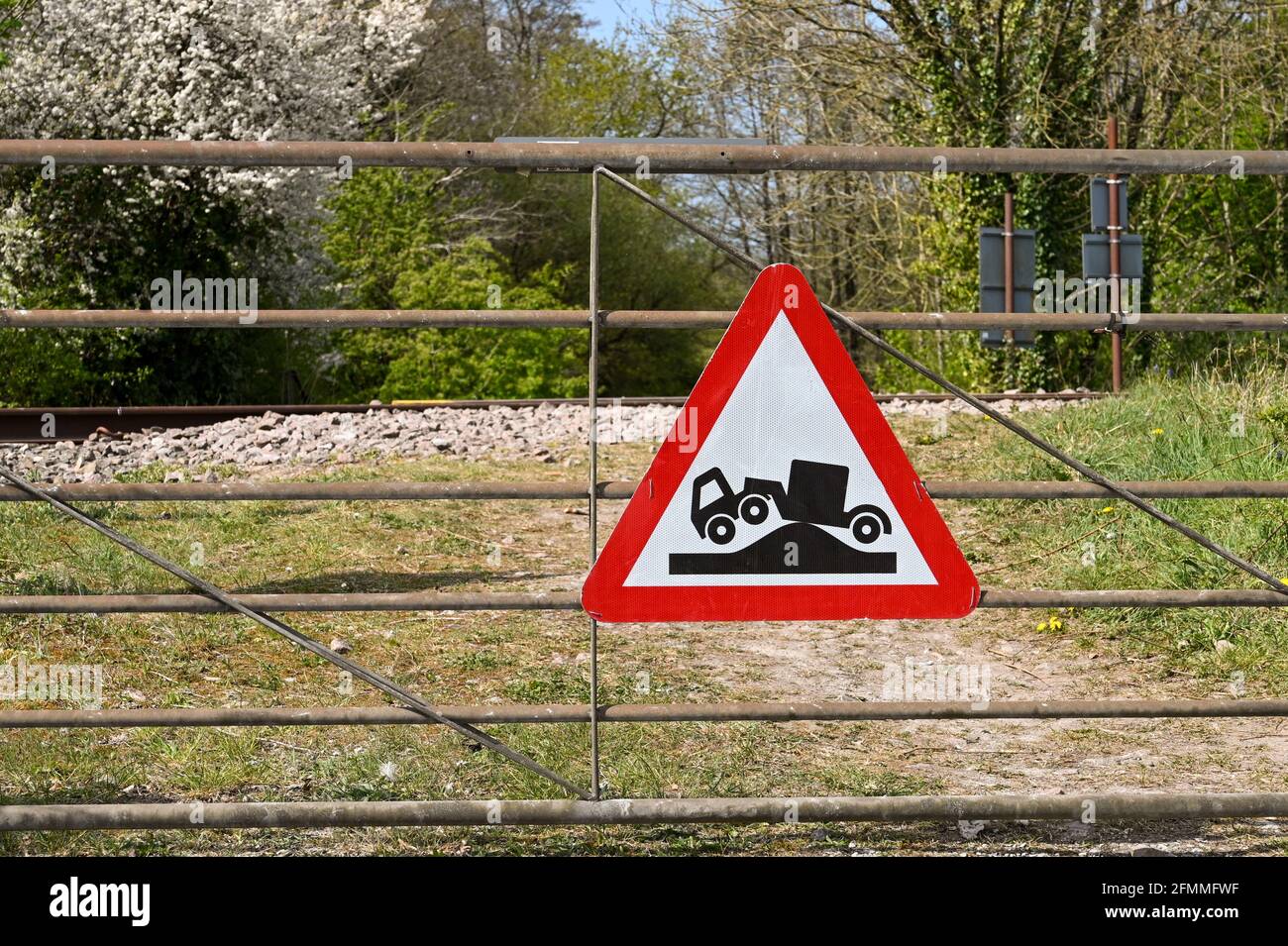 Triangular warning sign about the risk of grounding for drivers of long ...