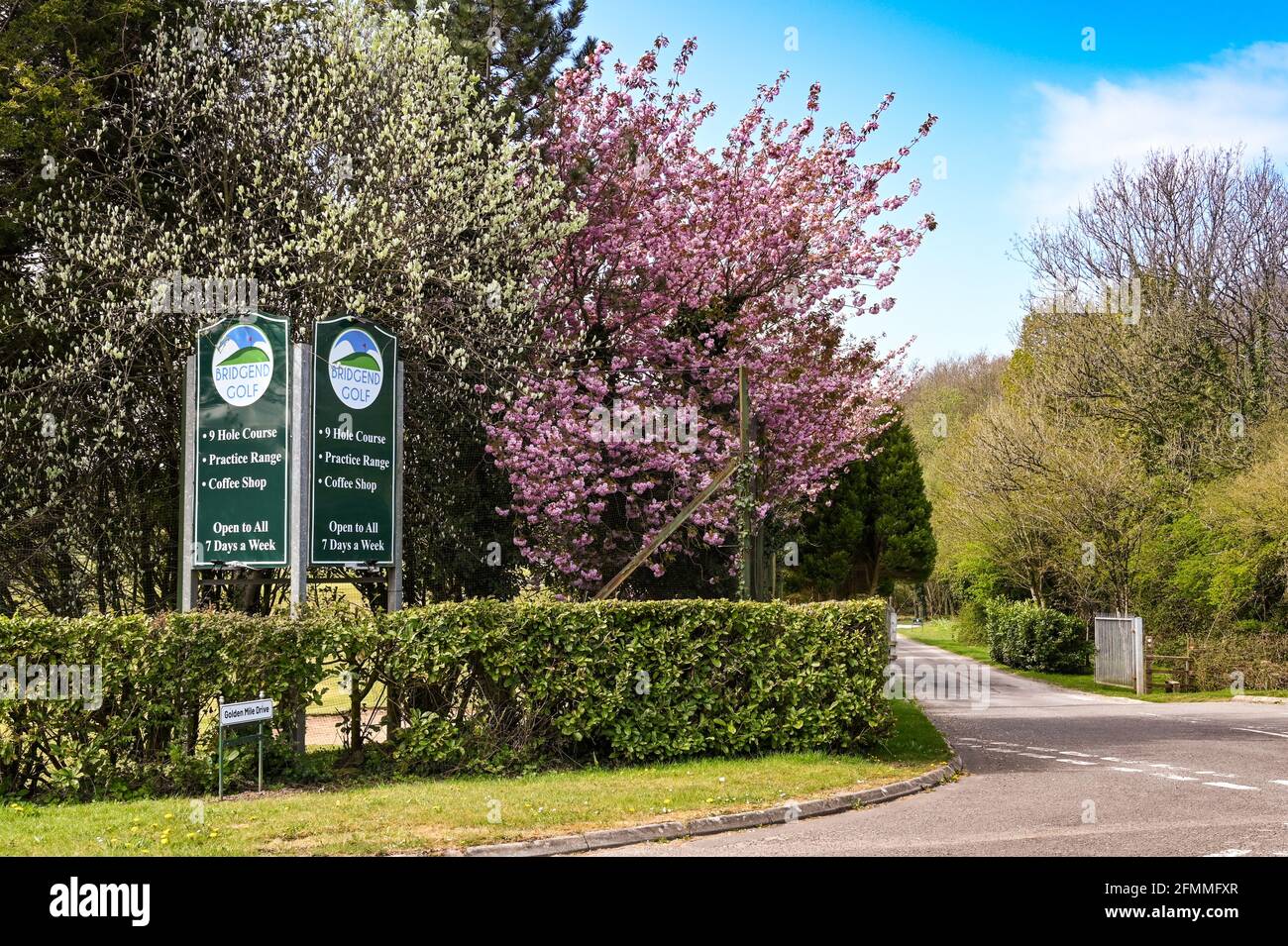 Entrance to golf club hi-res stock photography and images - Alamy