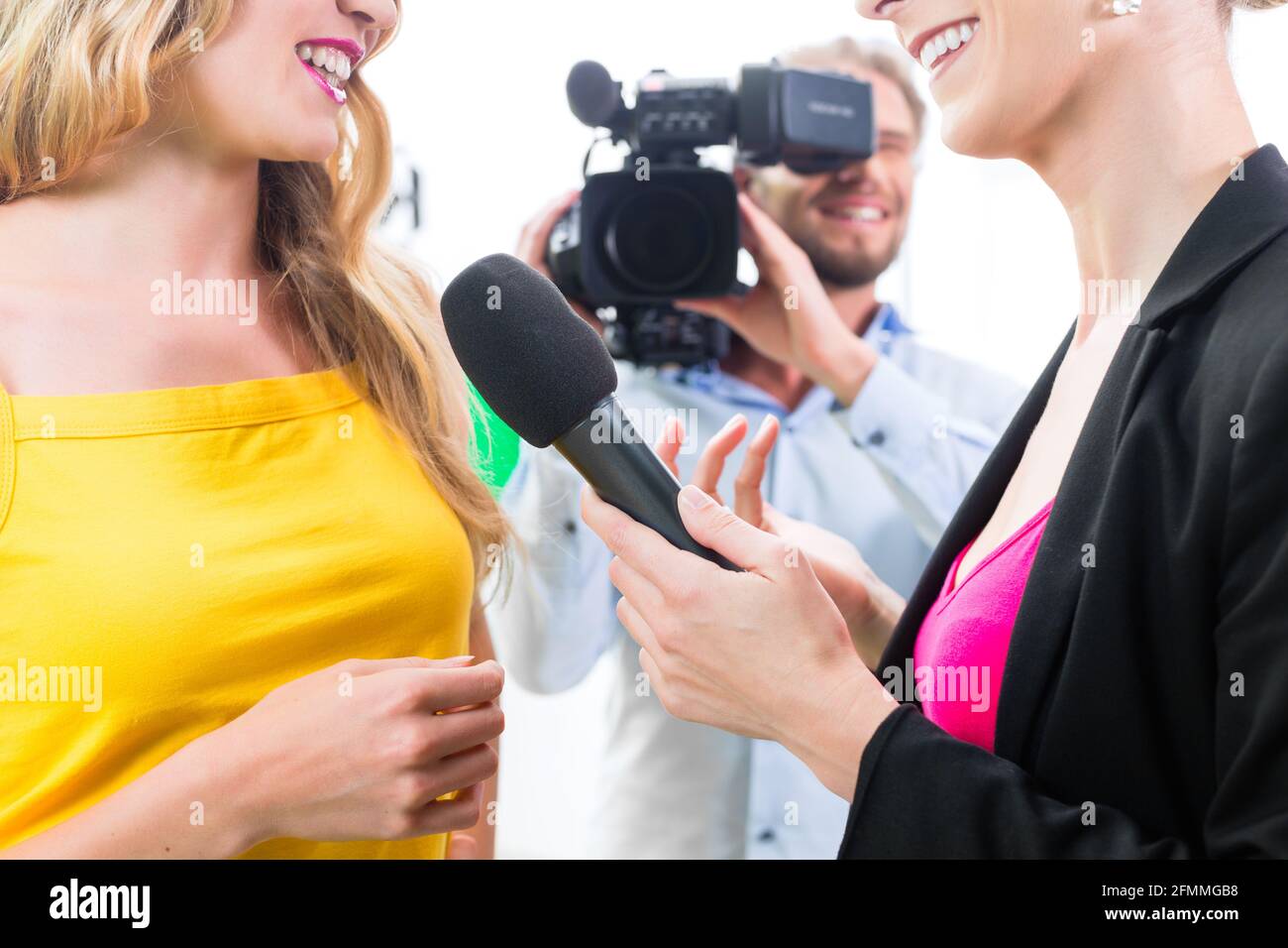 Reporter interviewing actress hi-res stock photography and images - Alamy