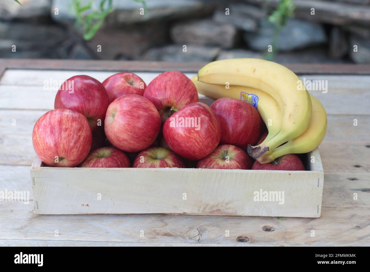 Bananas in a box hi-res stock photography and images - Alamy