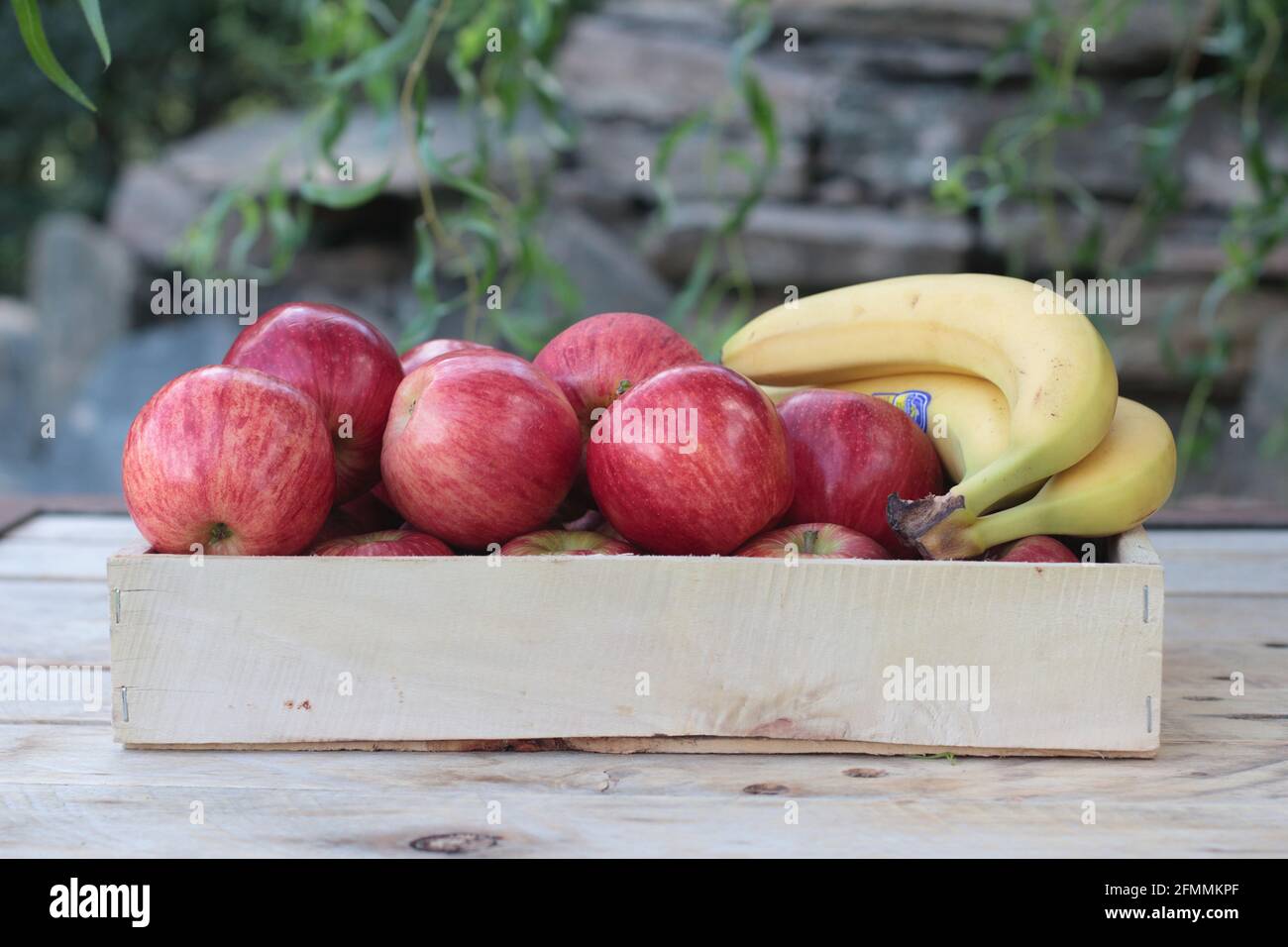 Bananas in a box hi-res stock photography and images - Alamy