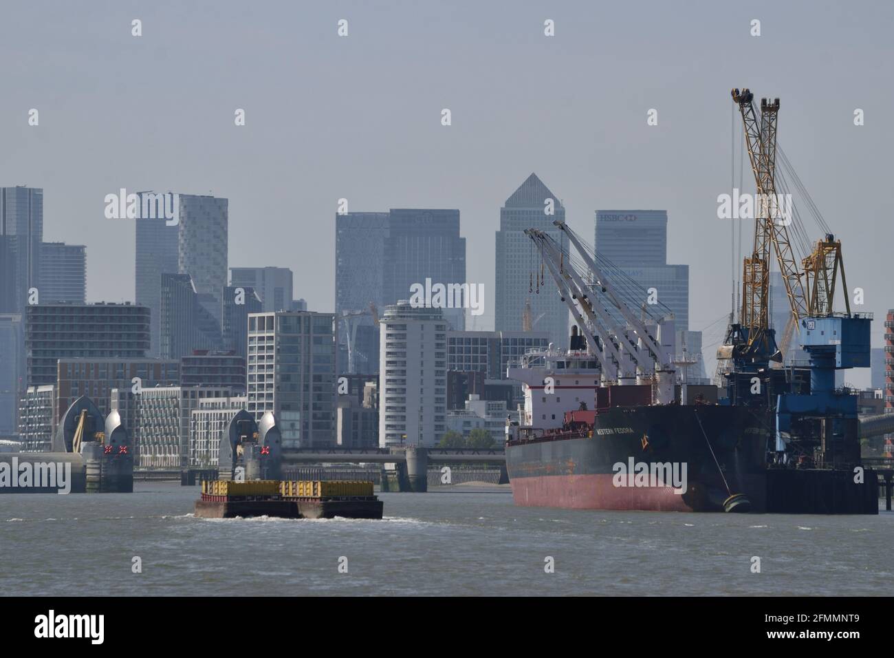 Cargo vessel unloading cargo sugar hi-res stock photography and images ...