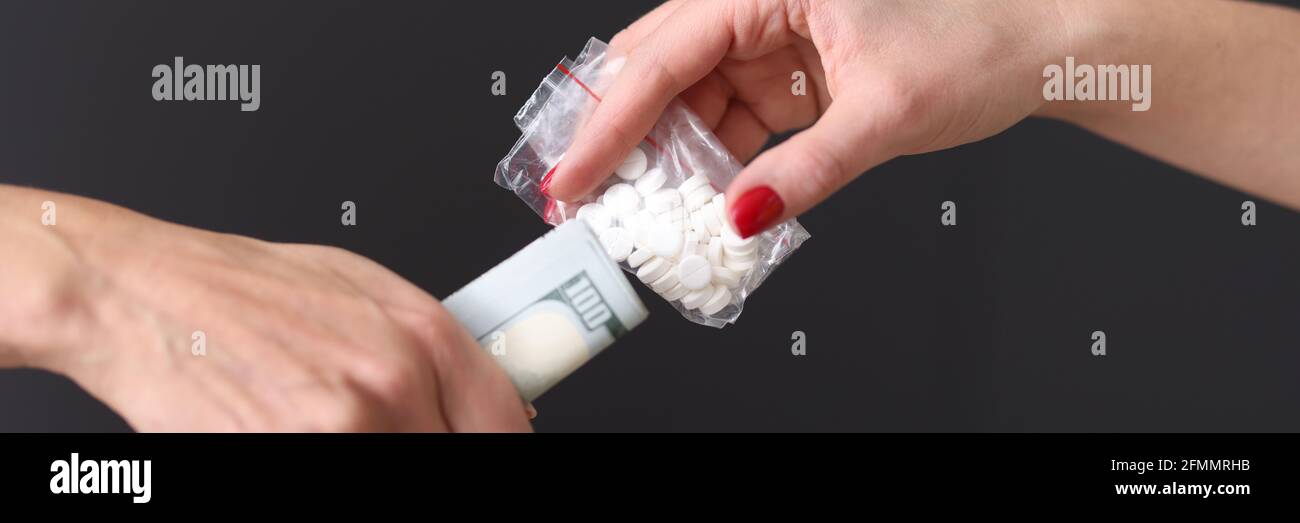 Transfer of pills in exchange for money Stock Photo - Alamy
