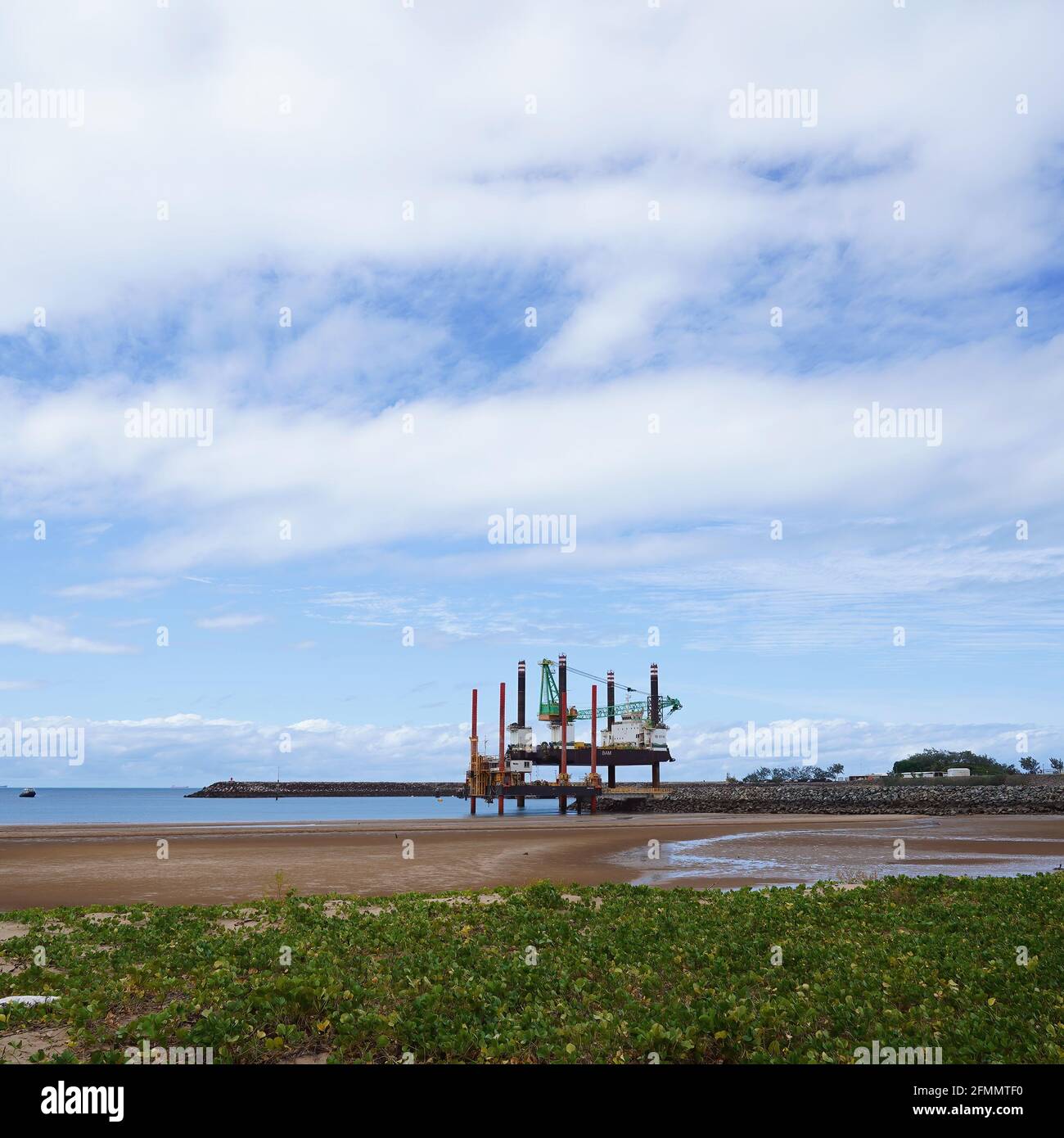 Pile driving rigs hi-res stock photography and images - Alamy