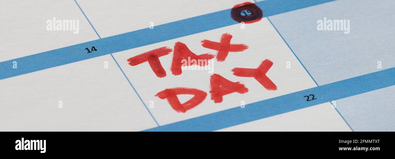 Date of tax filing is marked in red on calendar Stock Photo - Alamy