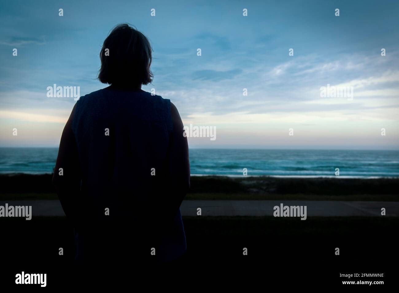 Sad woman ocean hi-res stock photography and images - Alamy