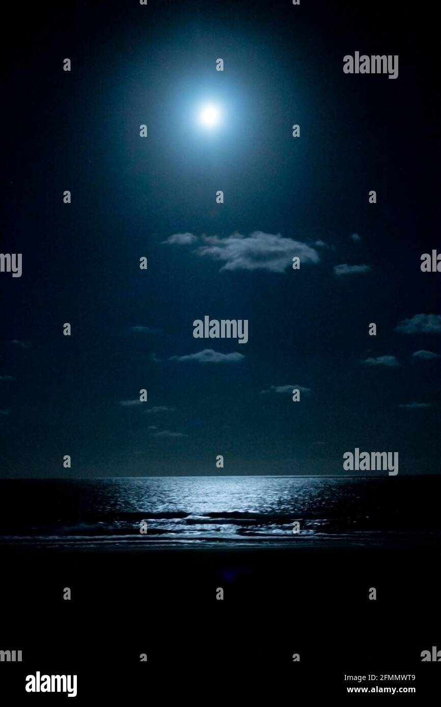 Moonrise over ocean beach hi-res stock photography and images - Alamy