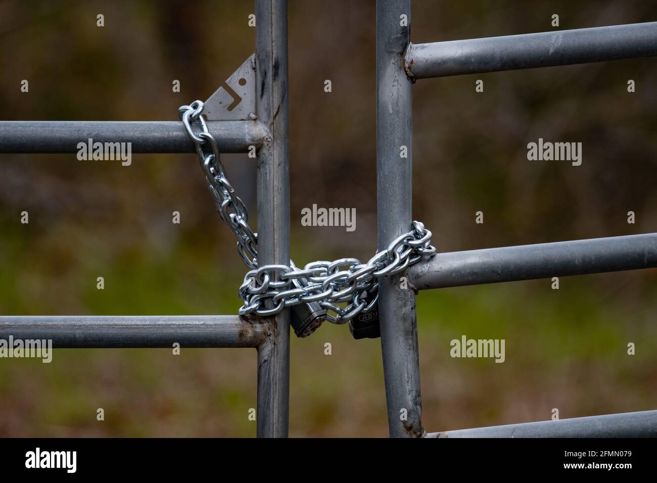 Closed chains hi-res stock photography and images - Alamy