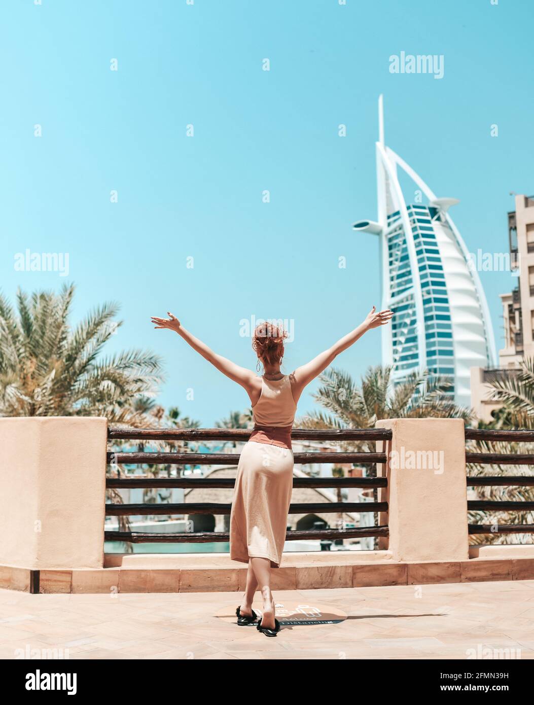 Full-growth portrait of happy slim woman tourist in summer dress ...