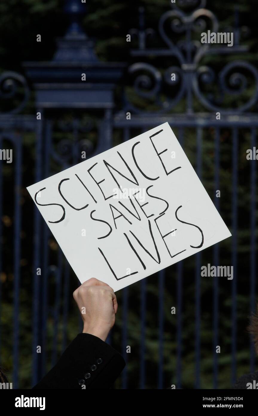 Pro animal testing supporters demonstrating in favour of the building ...