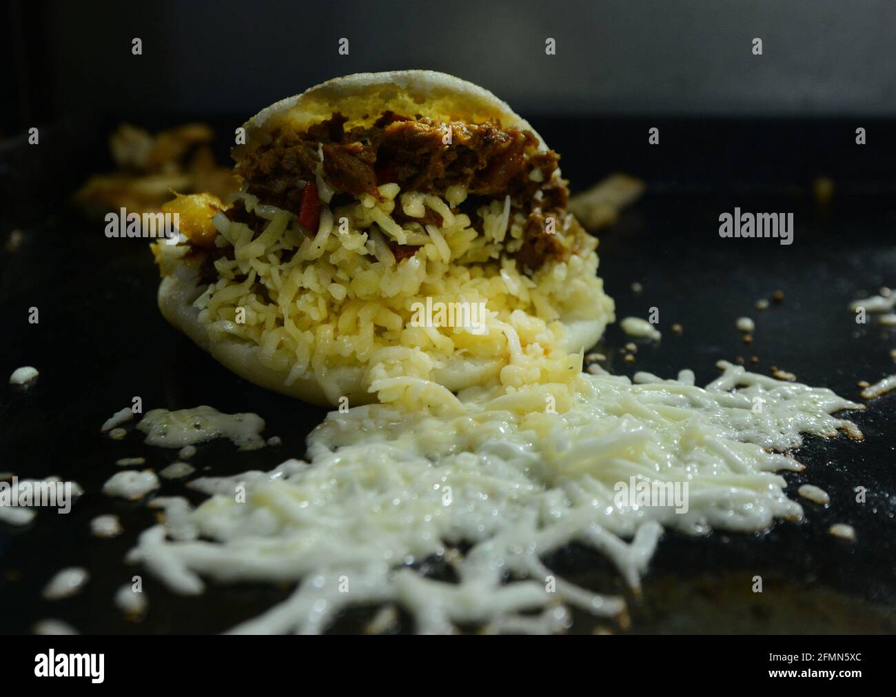 Arepa con pollo ( arepa with chicken Stock Photo - Alamy